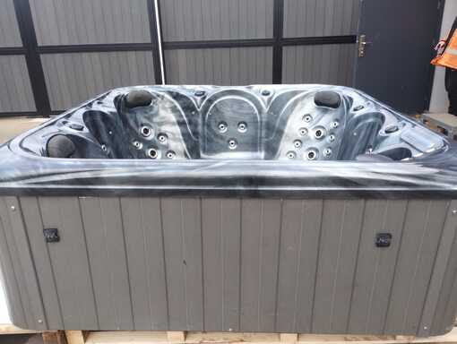 The Pearl Beach Hot Tub - BlueFish Hot Tubs