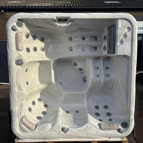 The Wellis Pluto Hot Tub - BlueFish Hot Tubs